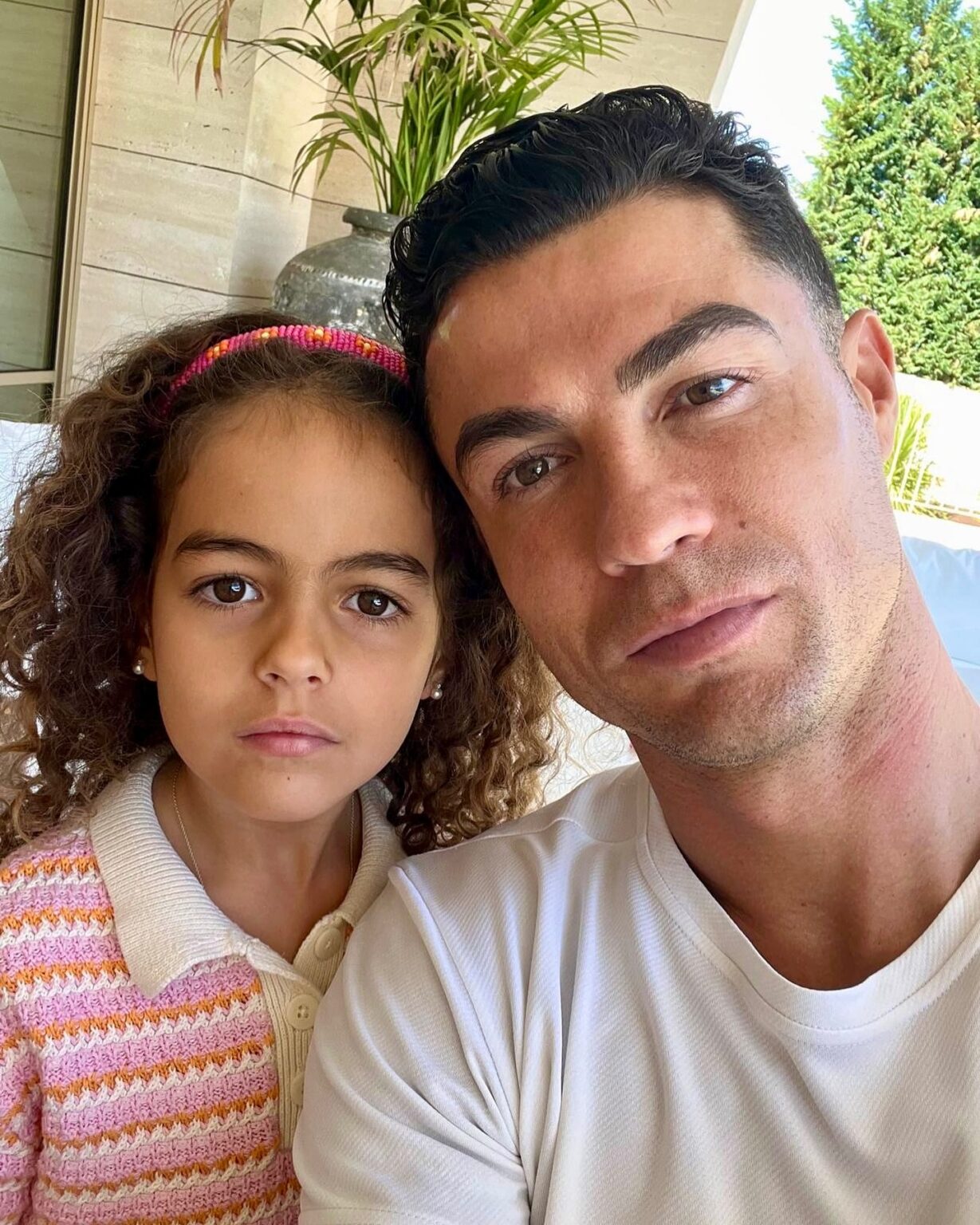 Alana, filha de Cristiano Ronaldo, é a cara da mãe: compare!