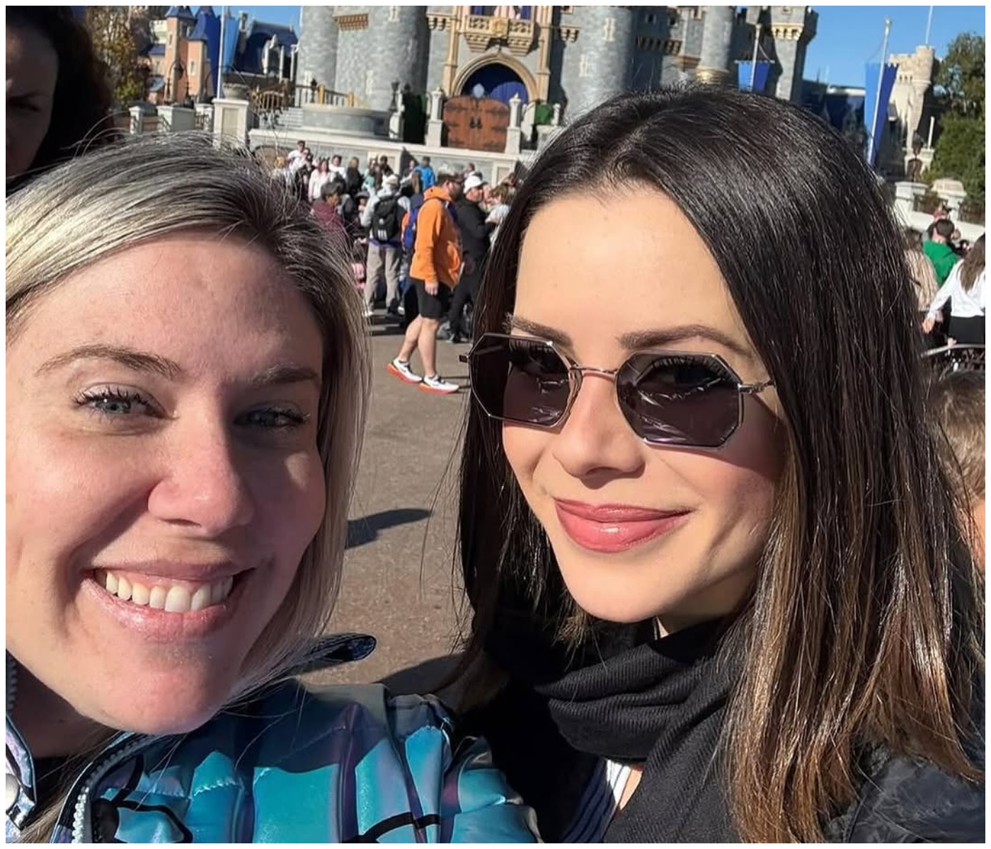 Sandy é clicada na Disney com novo visual: cantora está com os fios ...