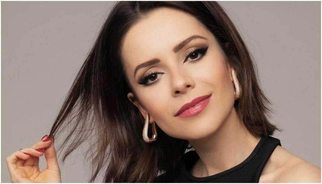 Sandy é clicada na Disney com novo visual: cantora está com os fios ...