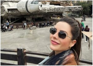 Na Disney, Sandy publica raro registro com o filho